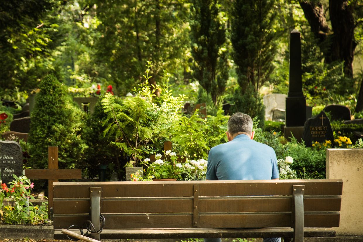 'Secondary loss': Women often lose friends after their partners die ...