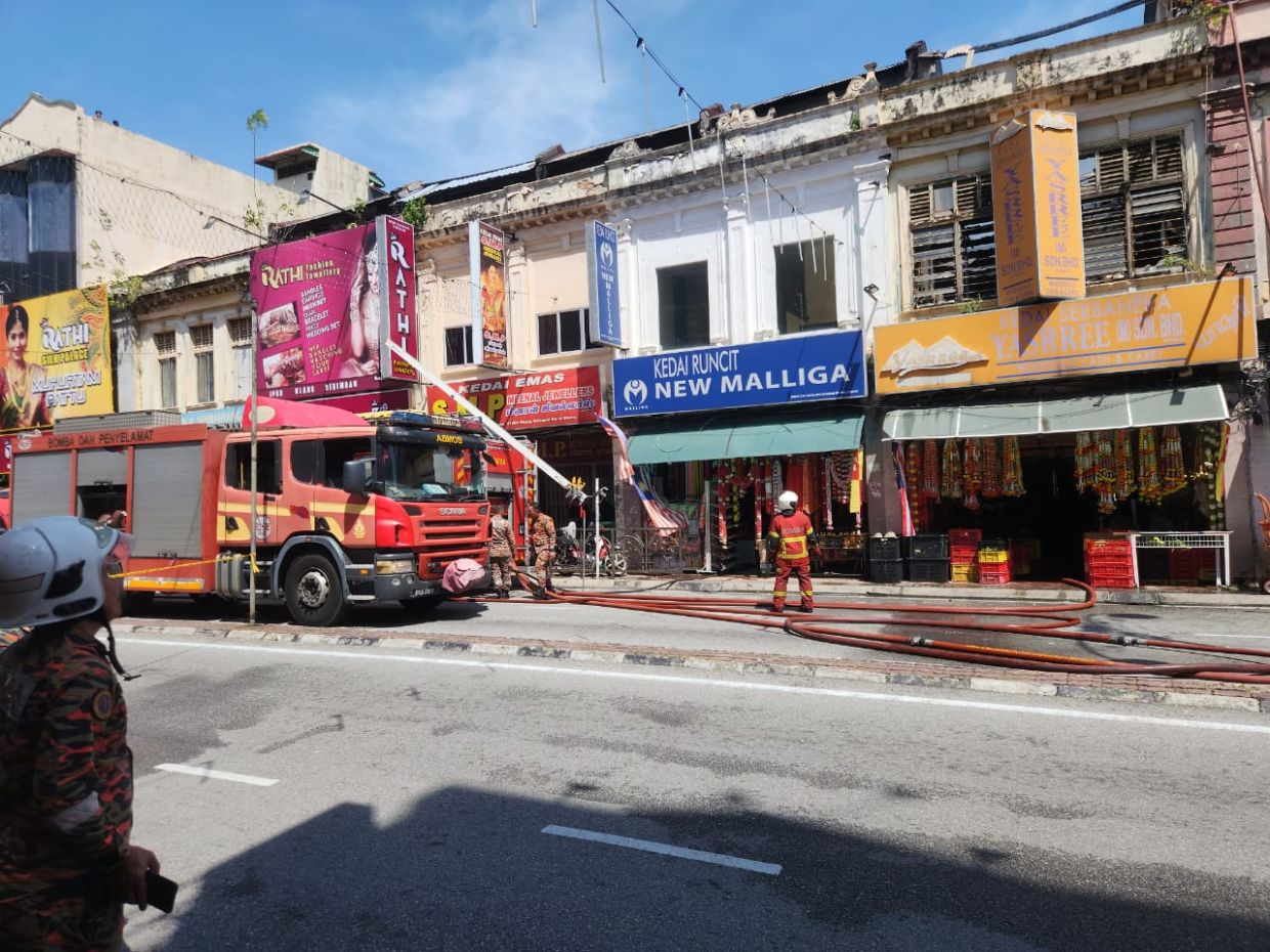 Fire destroys several shops in Klang | The Star