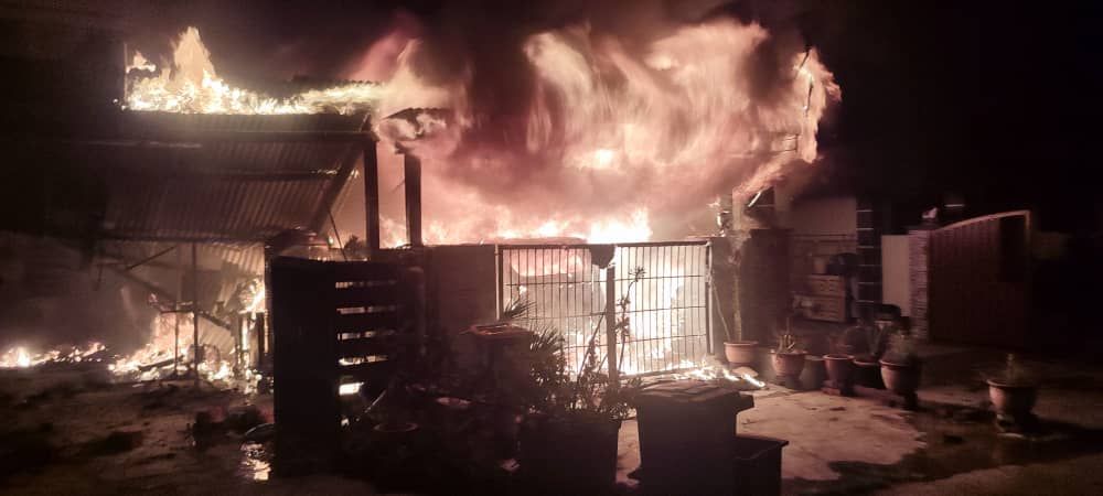 Passerby rescues family from fire in Banting | The Star