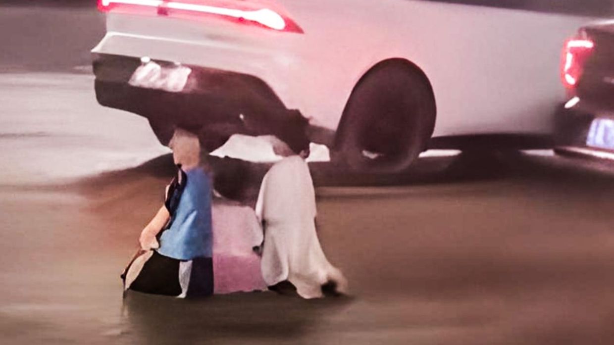 China father makes children kneel on busy road in bid to force return ...