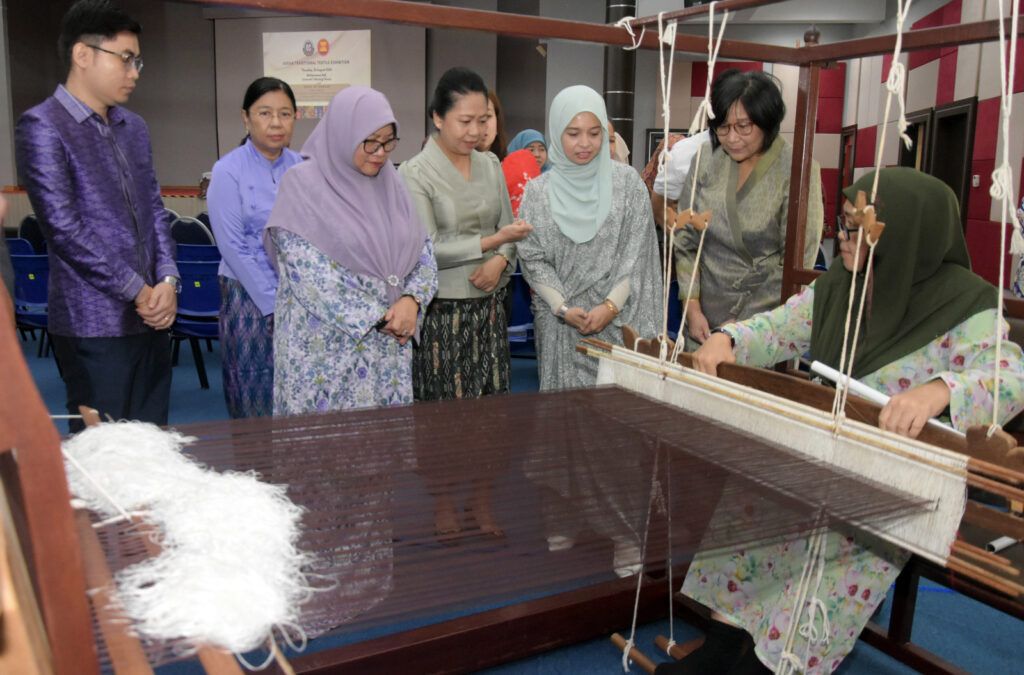 Asean traditional textiles on display at Universiti Teknologi Brunei ...