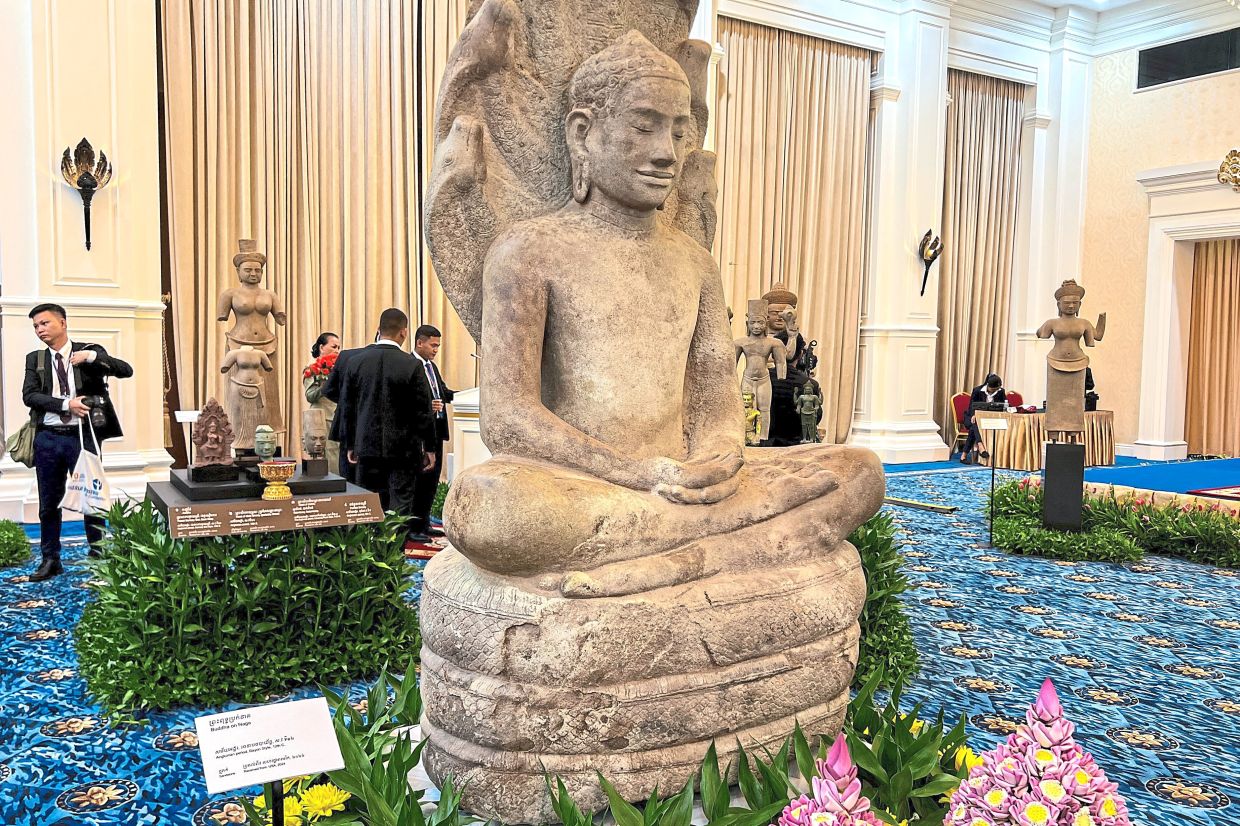 Grand welcome home for looted statues | The Star