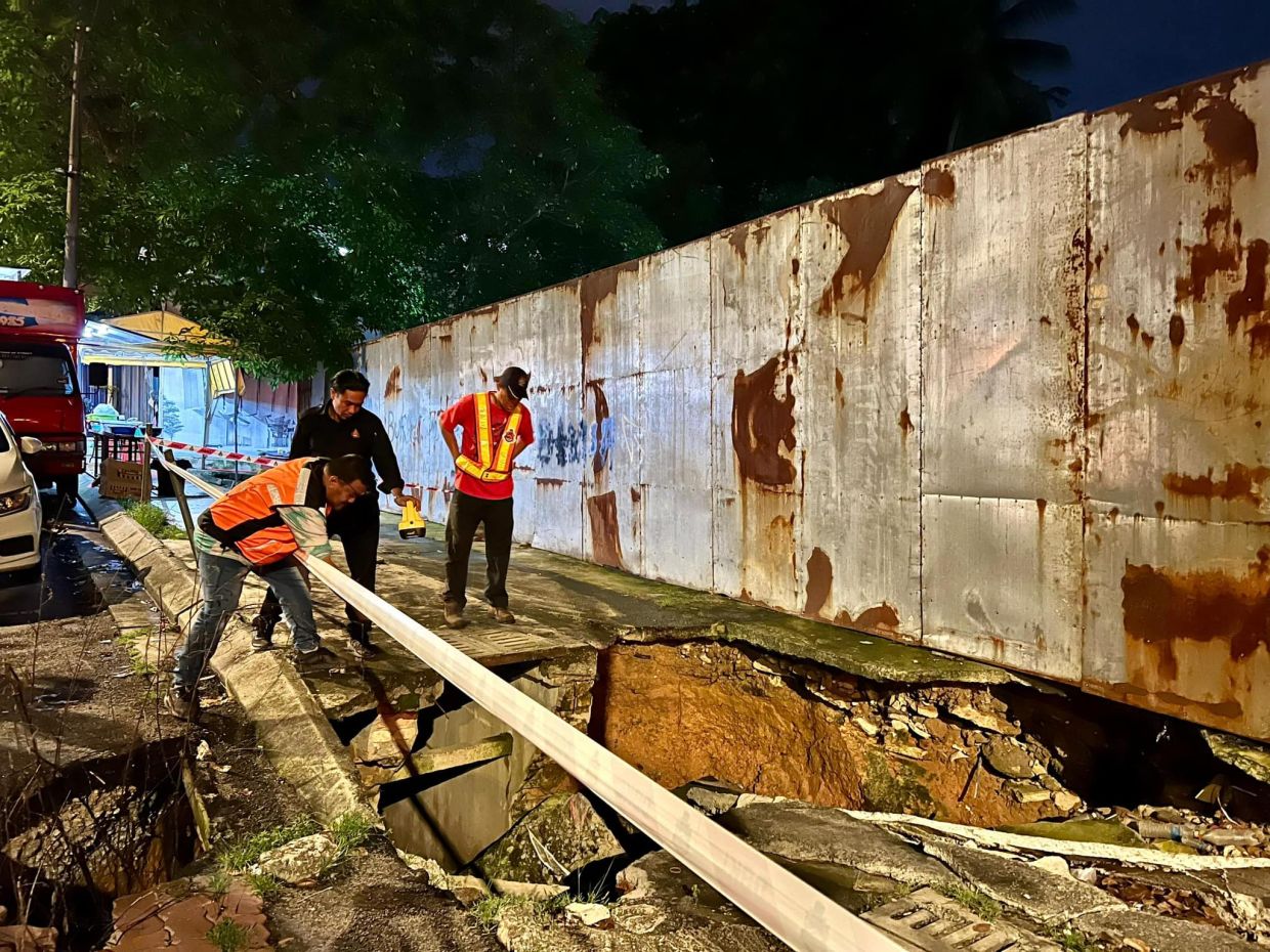 Collapsed drain leads to large hole along Kg Kerinchi's Jalan Pantai ...