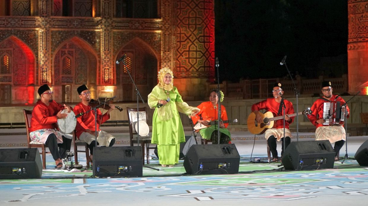 Malaysian group dazzles with its traditional performance at music ...
