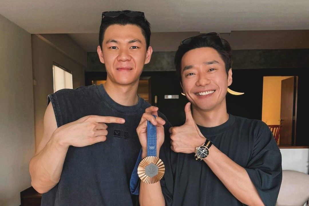 Zii Jia brings Olympics medal to his 'idol', singer Nicholas Teo | The Star