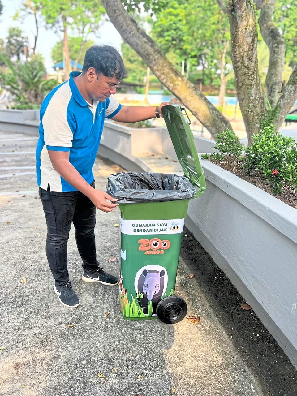 30 wheelie bins given to Johor Zoo | The Star