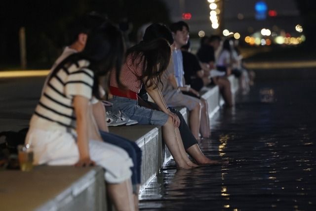Unseasonably hot weather continues; Seoul hit by latest tropical night ...