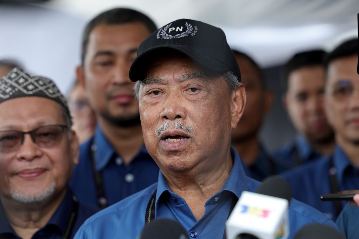 Up to public to interpret ‘Dijamin Halal’ banners, says Muhyiddin | The ...