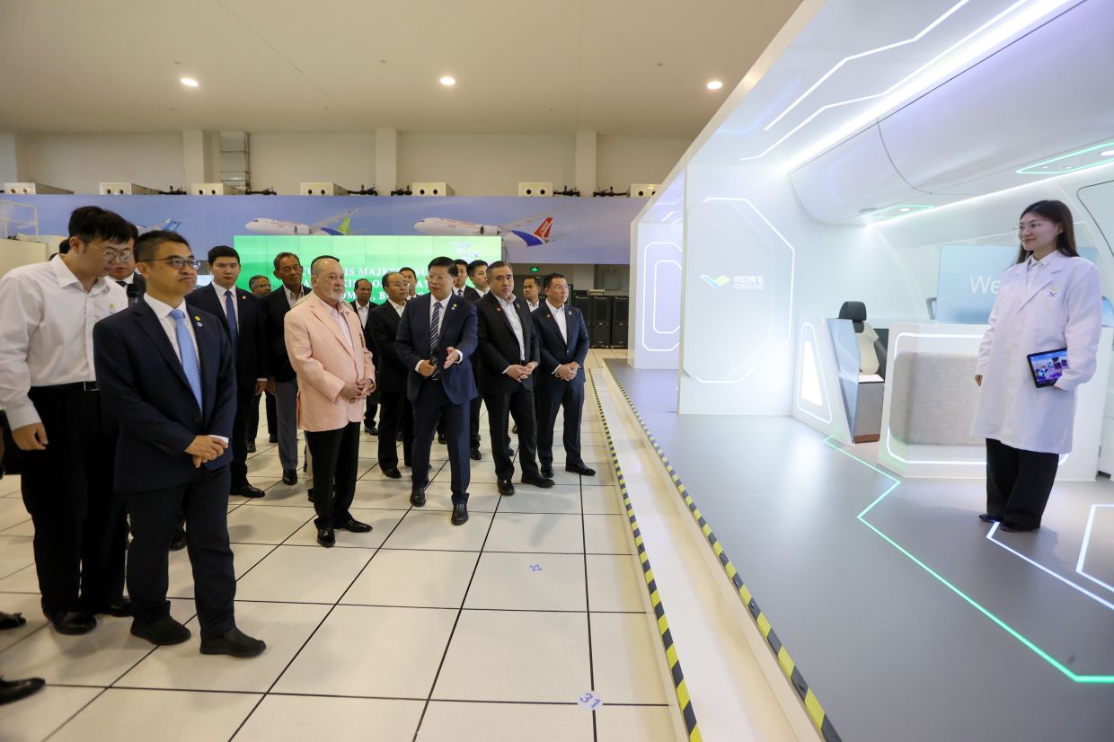 King visits Comac Beijing Aircraft Technology Research Institute | The Star