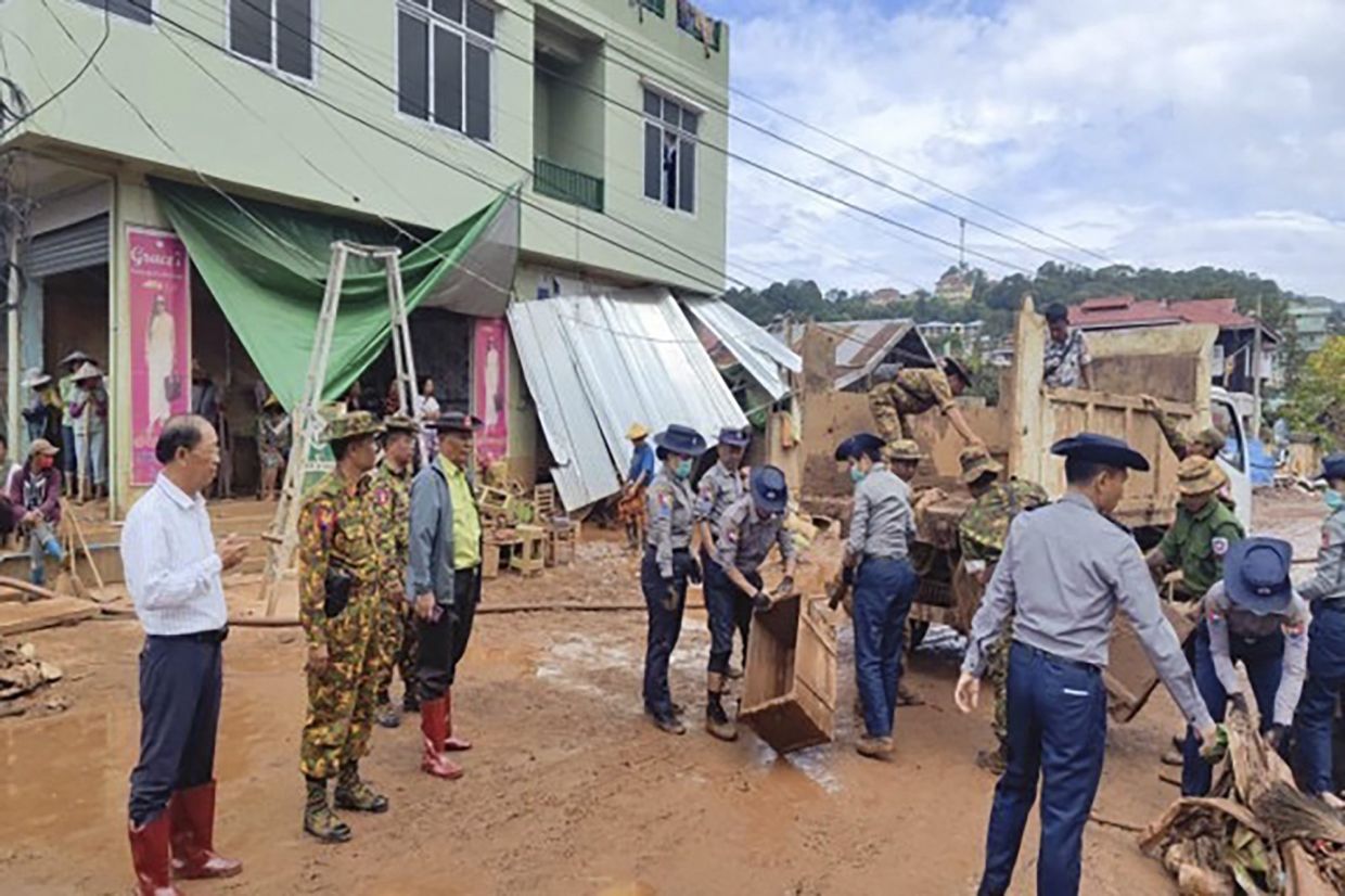 Myanmar soldiers help clean up after a typhoon that killed more than ...
