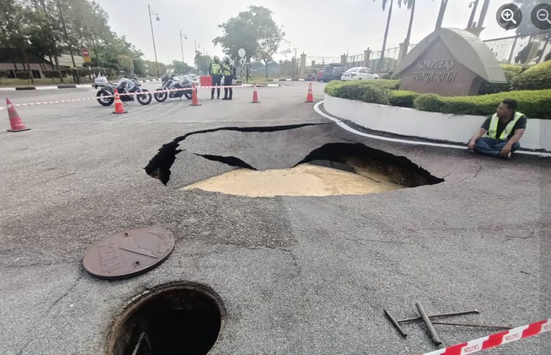 Sinkhole appears in front of KLIA's VIP Complex | The Star