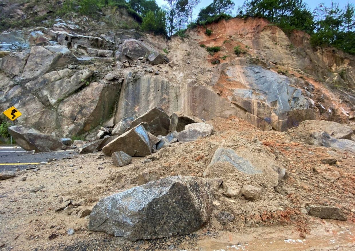 Indonesia gold mine collapses after landslide, killing 15 | The Star