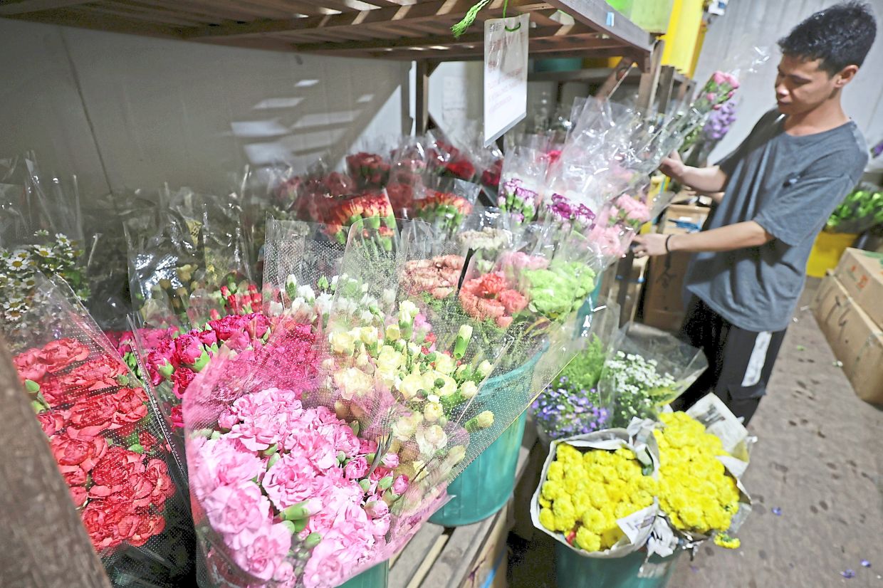 Imported flowers less expensive now | The Star