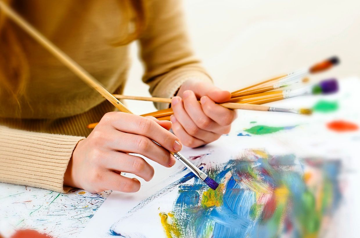 US artist inspires joy through painting with girl with autism | The Star