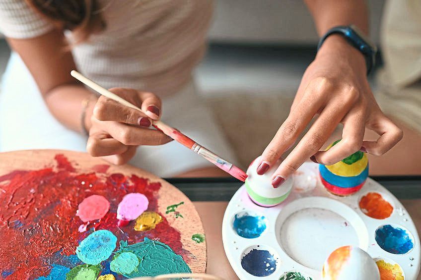 US artist inspires joy through painting with girl with autism | The Star