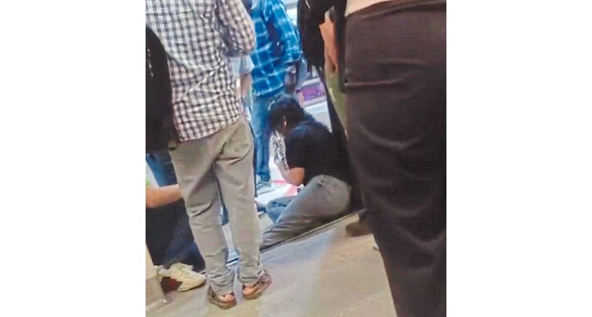 Woman rescued after getting leg stuck in MRT platform gap | The Star