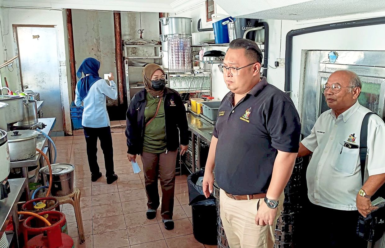 Four Sibu eateries issued notices for dirty toilets, kitchens | The Star