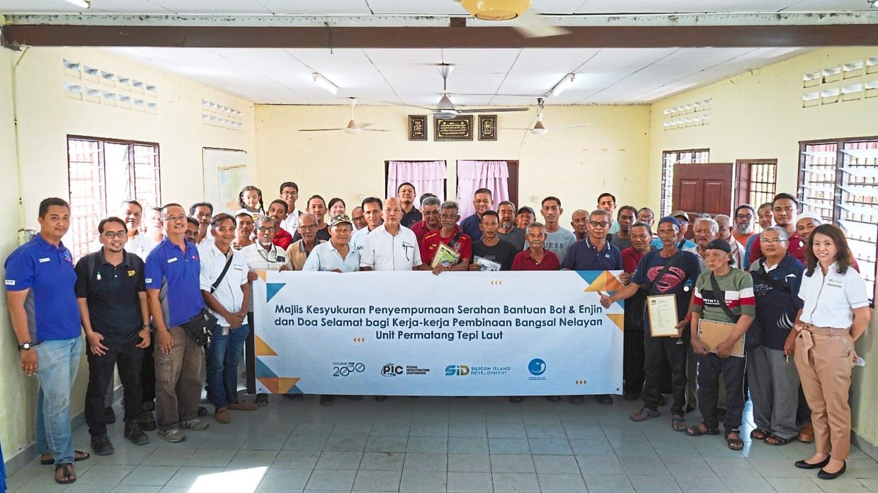 State govt gives new boats, engines to 98 fishermen | The Star