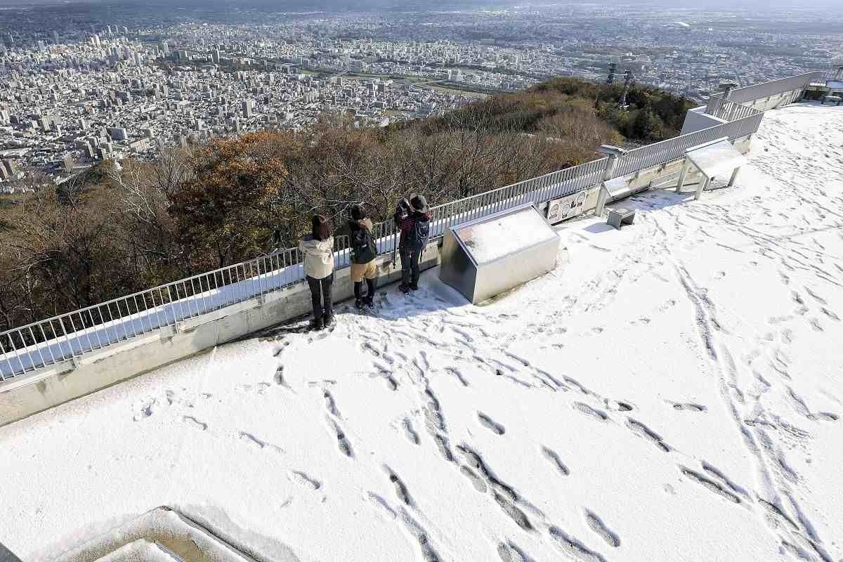 Sapporo sees season’s first snowfall; snow comes eight days earlier ...