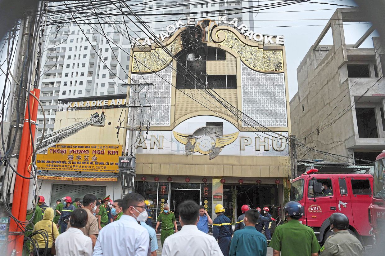 Six on trial over deadly bar fire | The Star