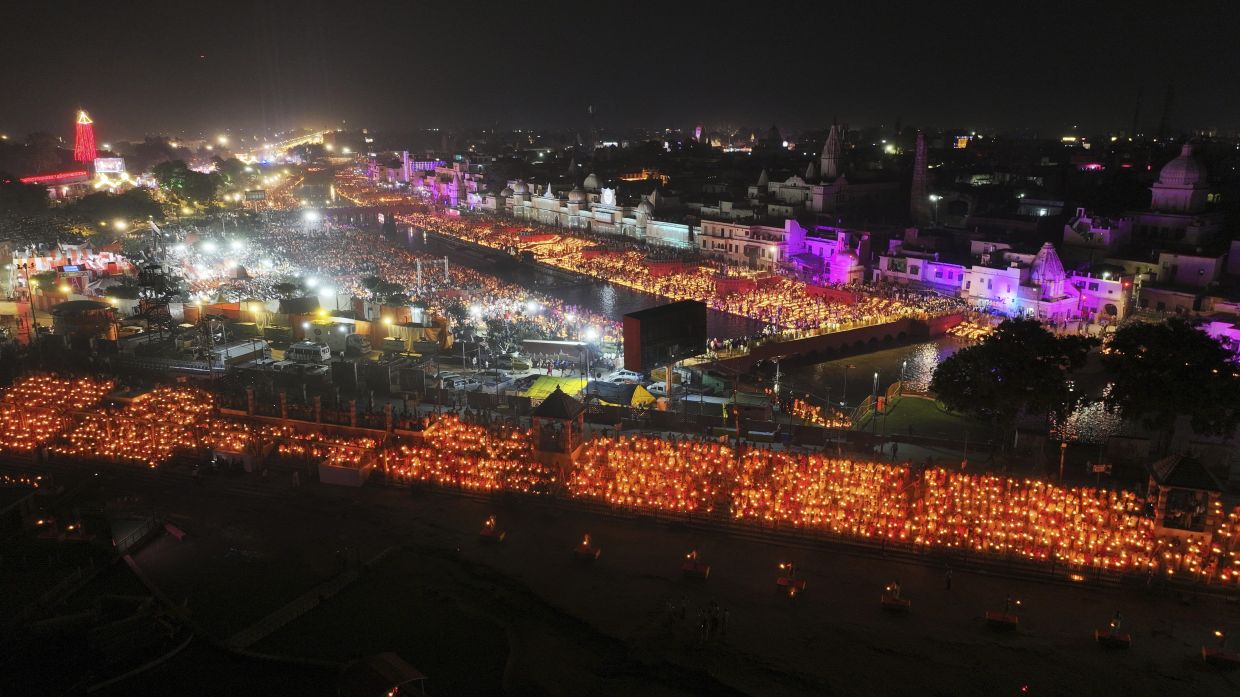 Indians mark Diwali by lighting a record number of earthen lamps | The Star