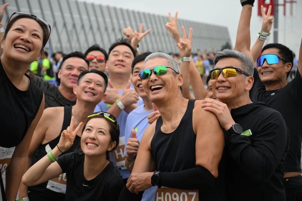 Chow Yun-Fat and Natalie Tong run marathon together, cross finish line ...
