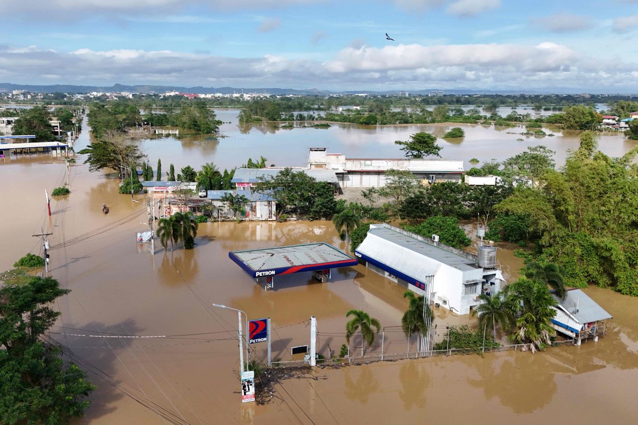 Floods strike thousands of houses in northern Philippines | The Star