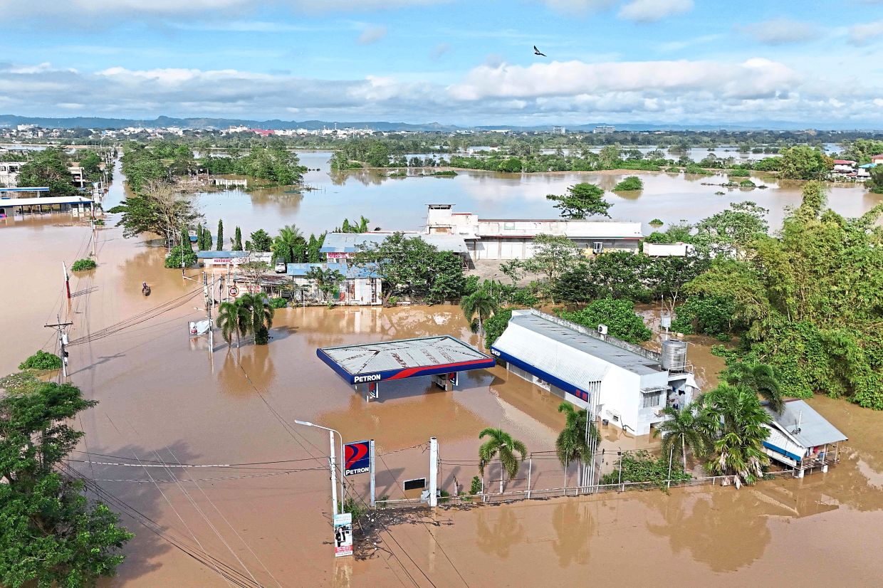 Floods strike thousands | The Star