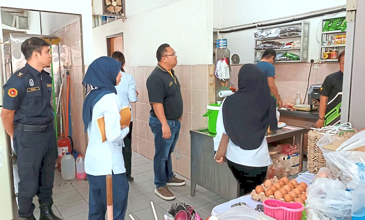 Sibu coffeeshops told to keep clean or face the music | The Star