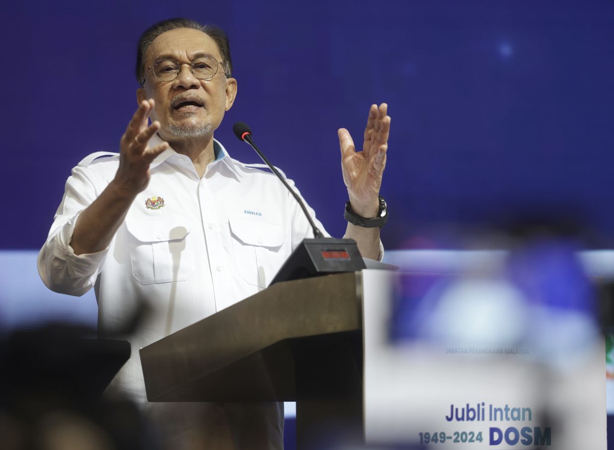Government to look into media outlets’ concerns, pledges Anwar | The Star