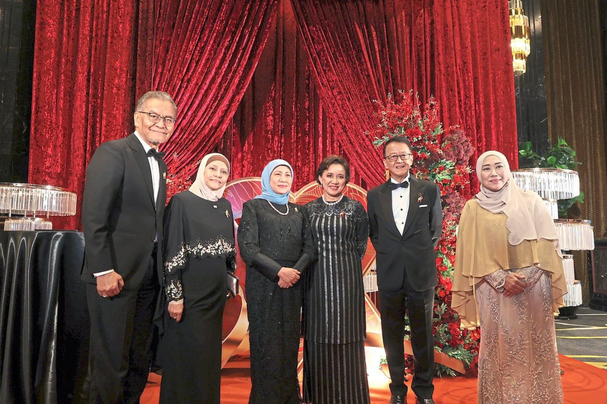 Gala toasts to teamwork in fight against AIDS | The Star