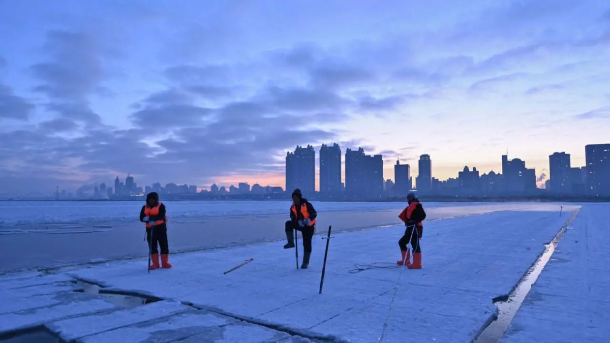 Warmer winter melts incomes of China's ice cutters | The Star