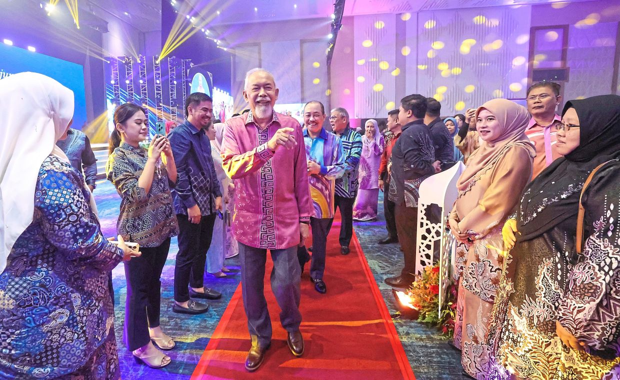Juhar leaves after 14 years as Sabah governor | The Star