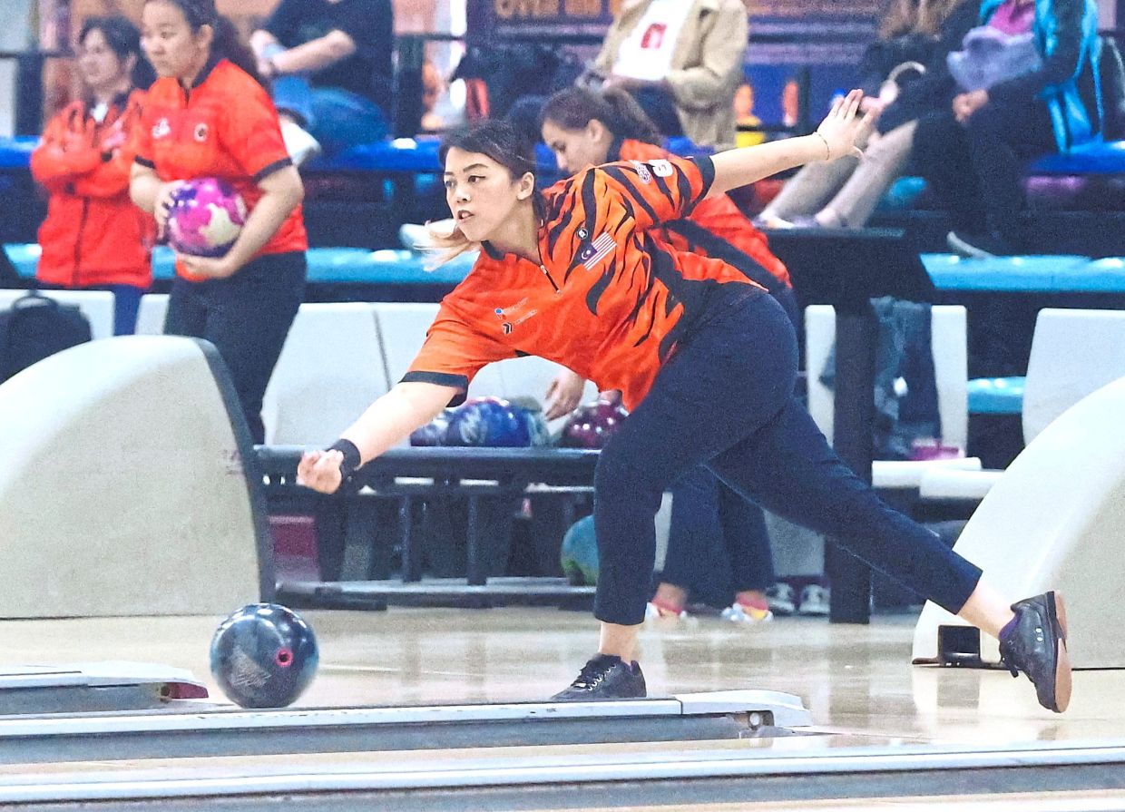 Bowling: Siti the standout as she reaches top 32 without dropping a ...