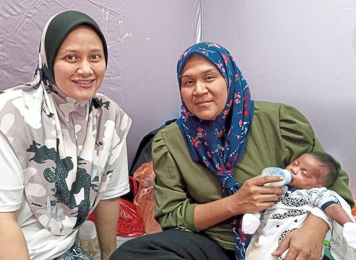 Two mothers lean on each other at relief centre | The Star
