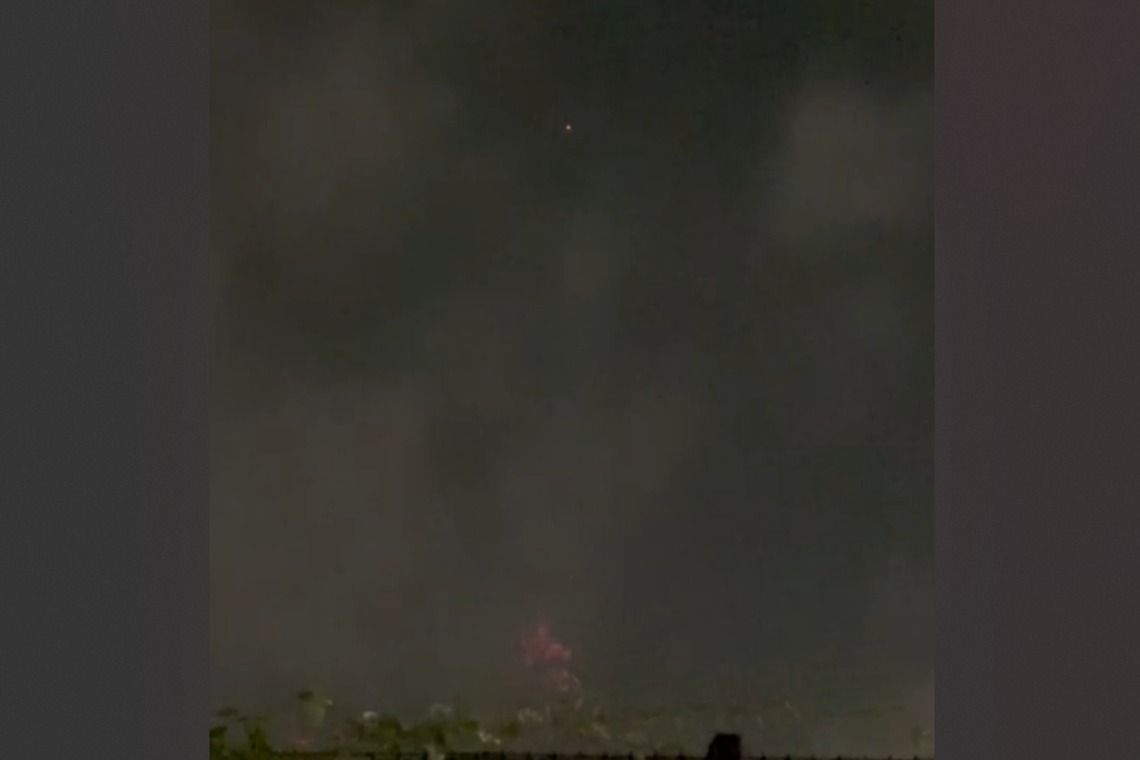 Like a diamond in the sky - Skygazers catch glimpse of planet Mars in ...