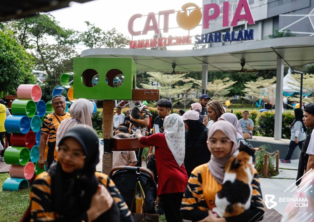 Tengku Permaisuri Norashikin officiates Catopia Shah Alam, a new cat ...