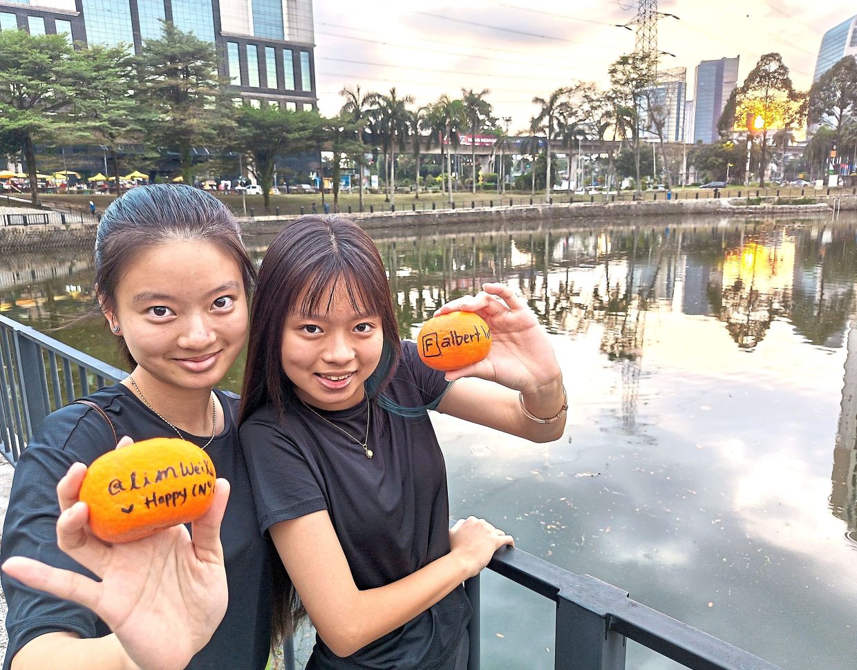 Throwing oranges for love in PJ | The Star