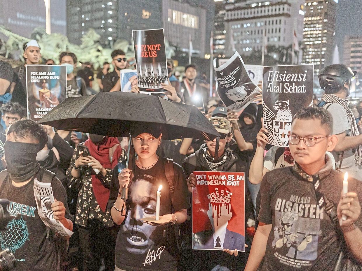 Thousands protest budget | The Star