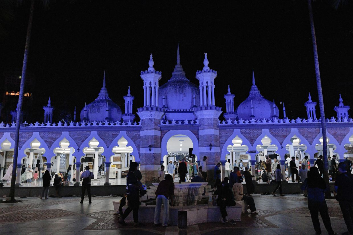 Ramadan: Muslims nationwide perform first terawih prayers | The Star