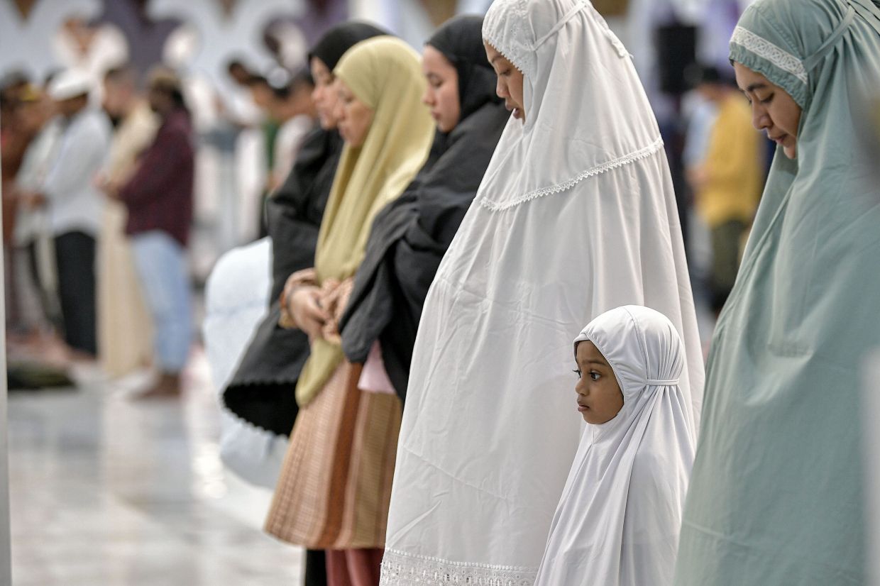 Ramadan: Muslims nationwide perform first terawih prayers | The Star