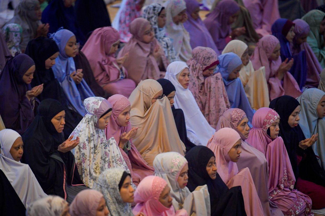 Ramadan: Muslims nationwide perform first terawih prayers | The Star