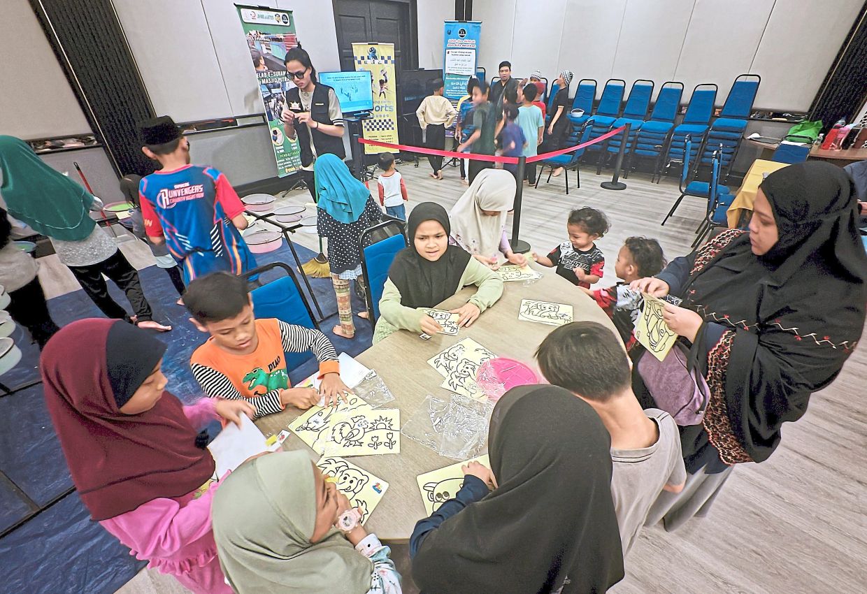 Mosque helps with kids as parents pray | The Star