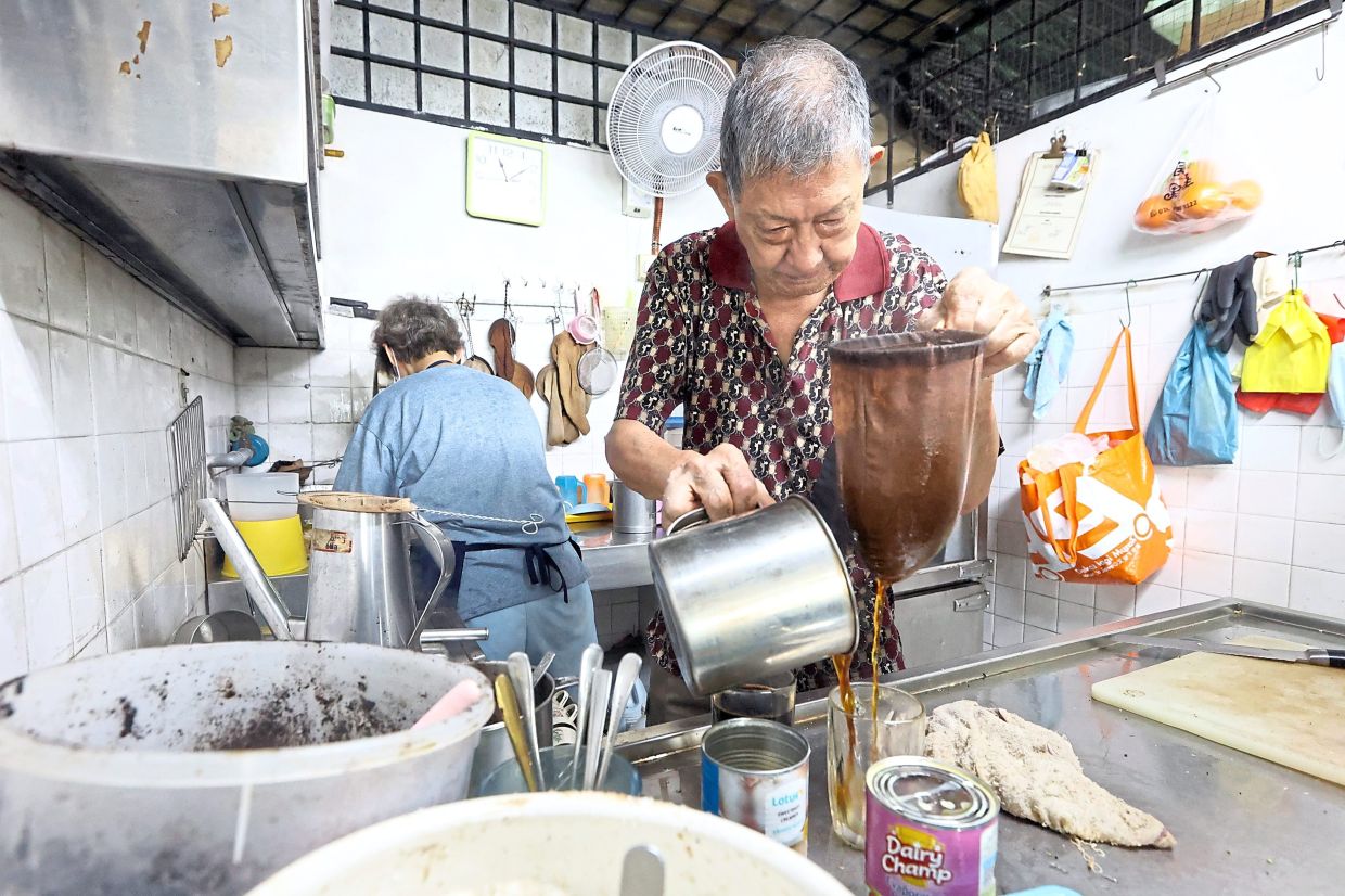 Hawkers strive to keep prices low | The Star