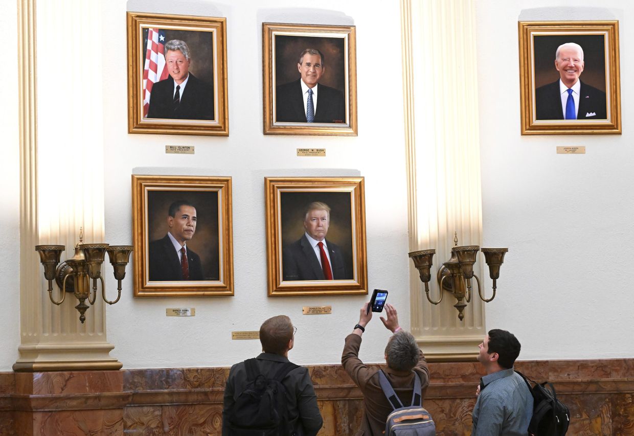 Colorado artist denies trying to distort Trump in portrait | The Star