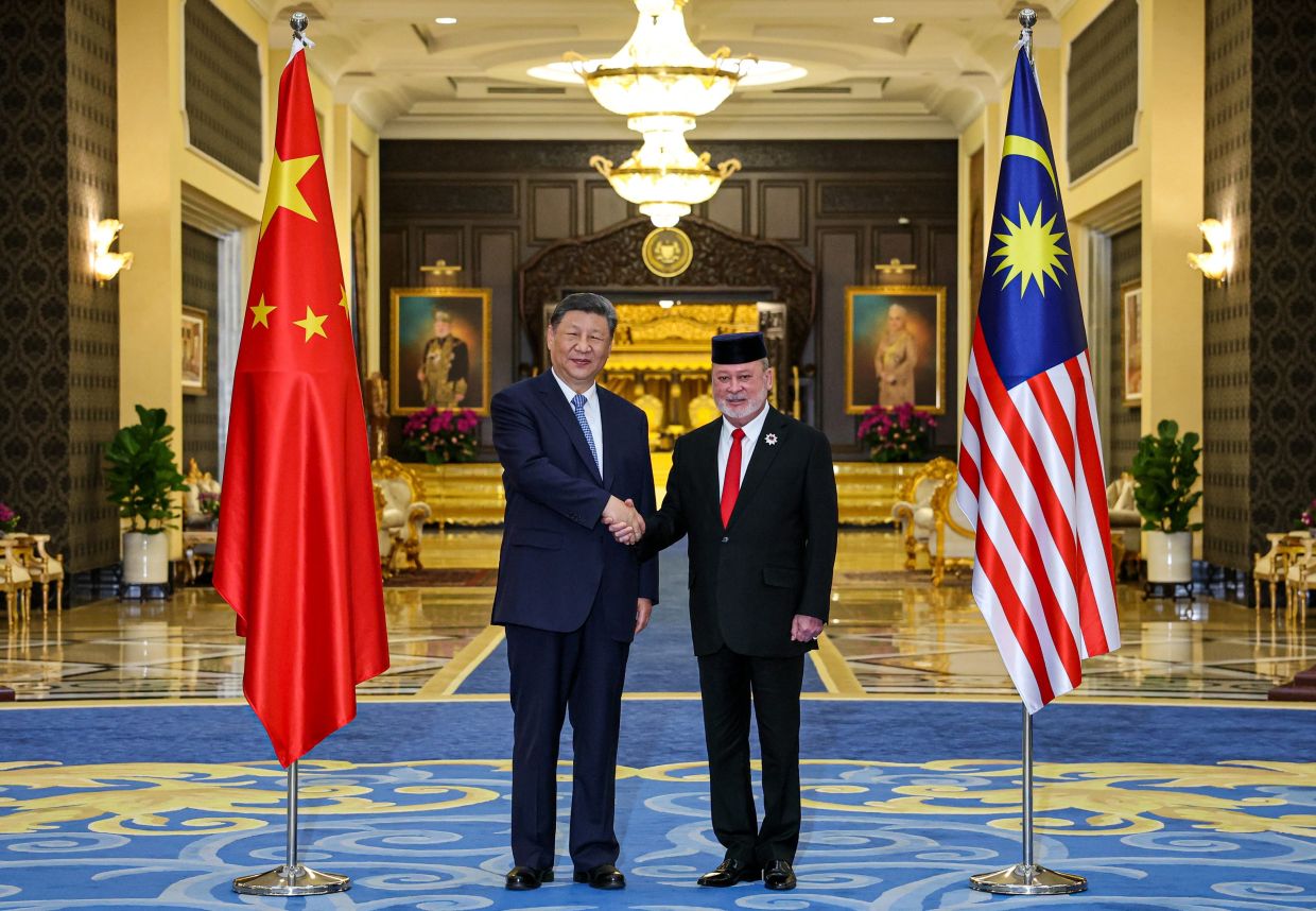 Chinese President Xi arrives at Istana Negara for state welcoming ...