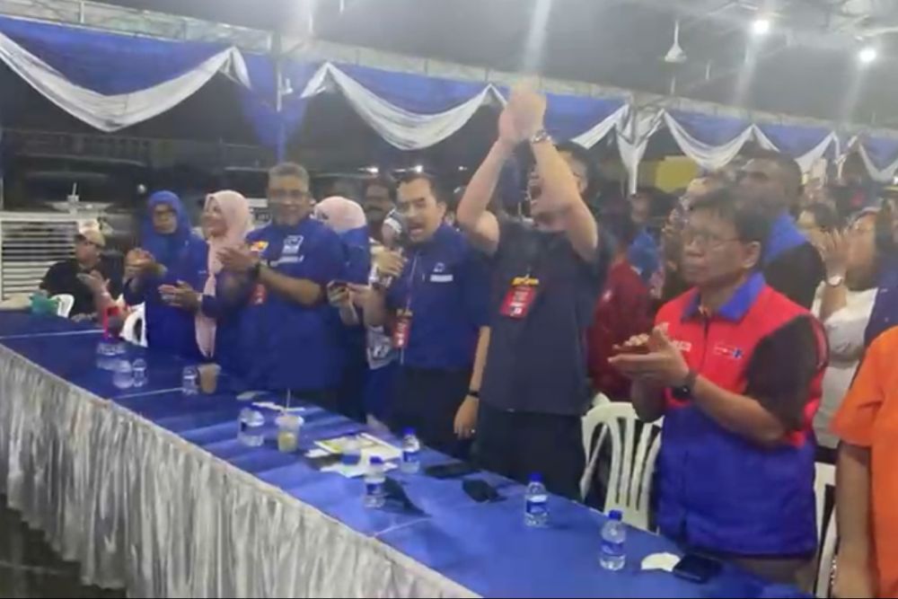 Ayer Kuning polls (live blog): Cheers resonate at Barisan command ...