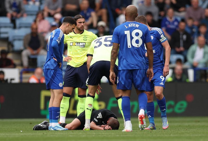 Football: Soccer-Referee Webb substituted due to head injury on Premier ...