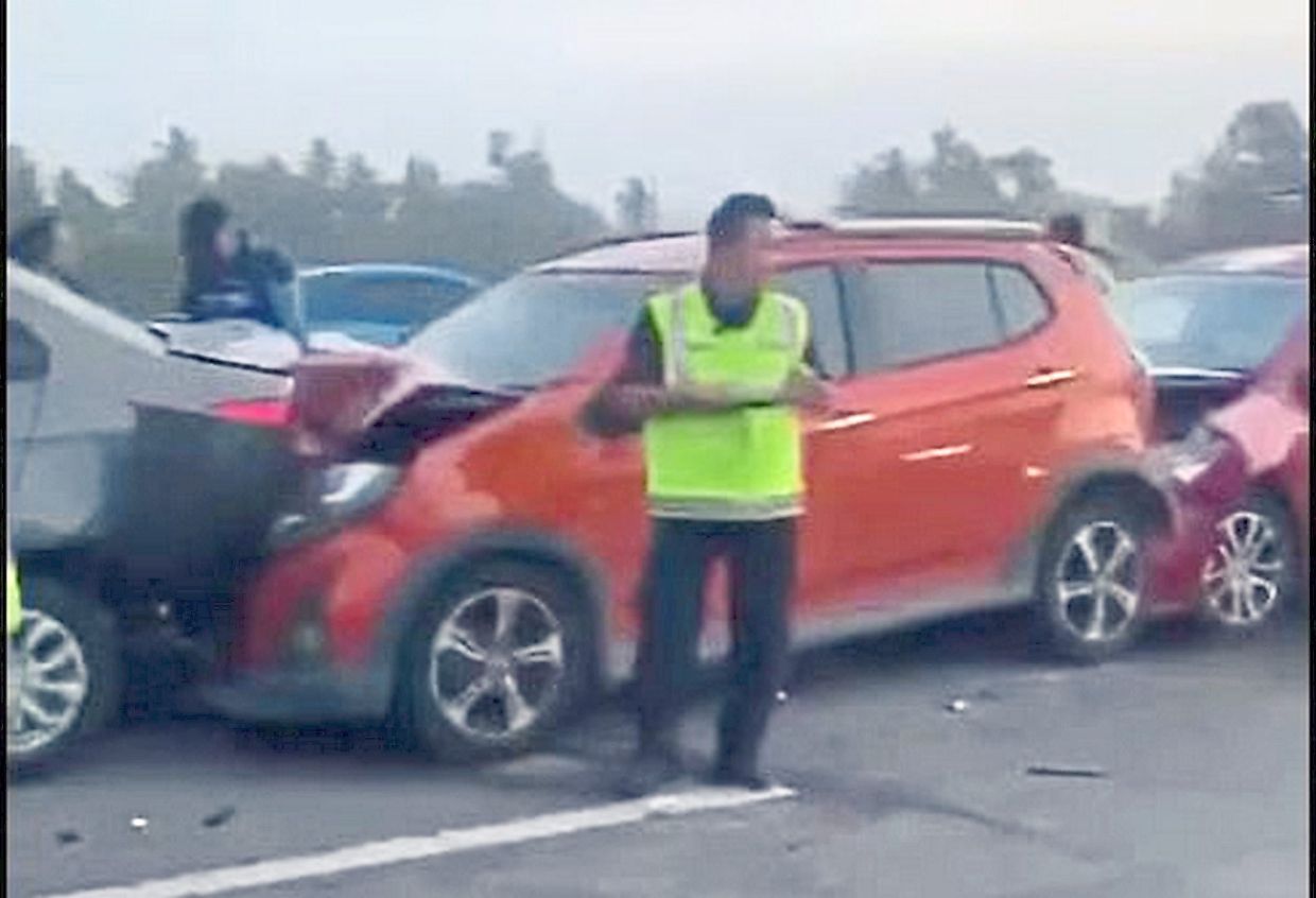 14-vehicle pile-up snarls traffic on BKE | The Star