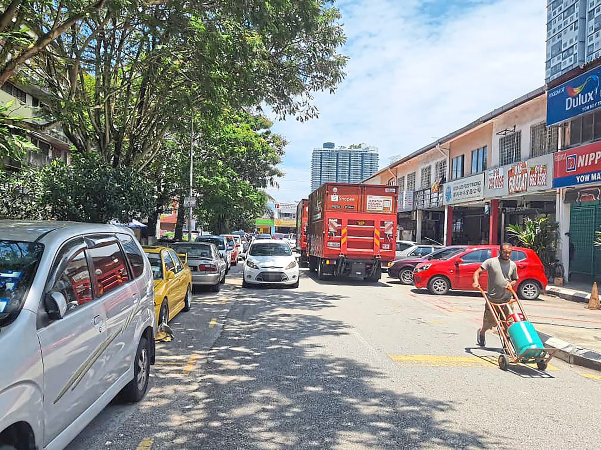 Two-way traffic affecting business on KL road | The Star